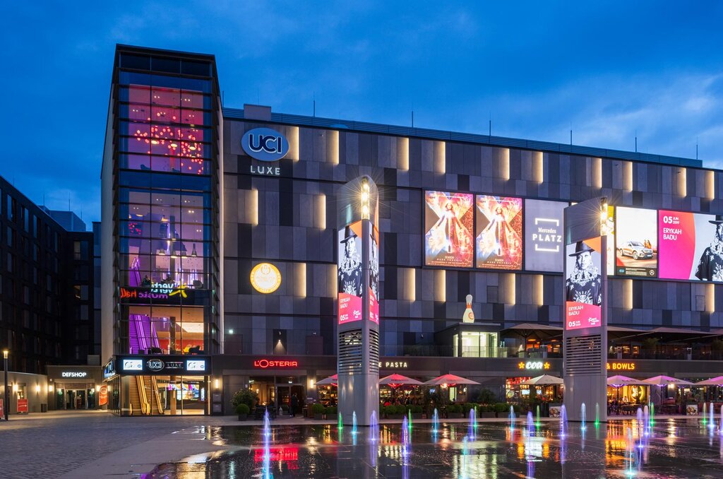 UCI Luxe Mercedes Square